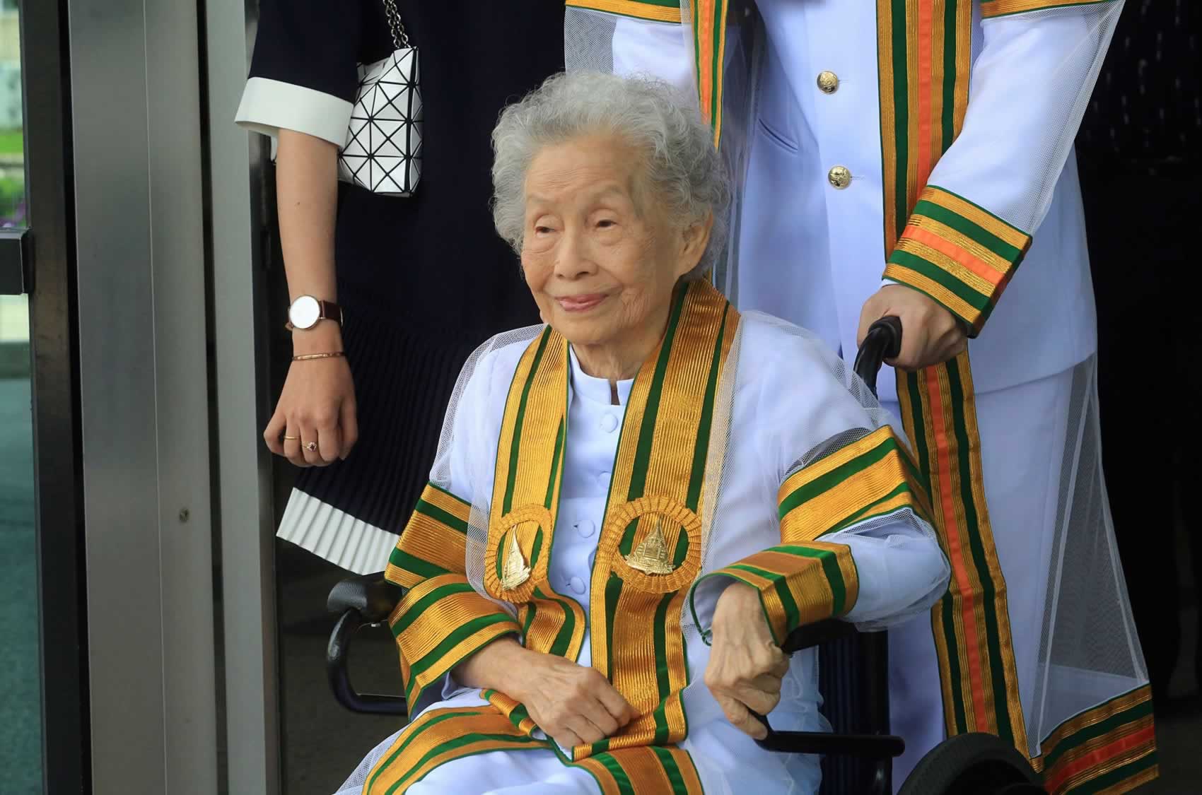 Mulher de 91 anos se forma em universidade e recebe diploma das mãos do ... Mulher de 91 anos se forma em universidade e recebe diploma das mãos do ...
